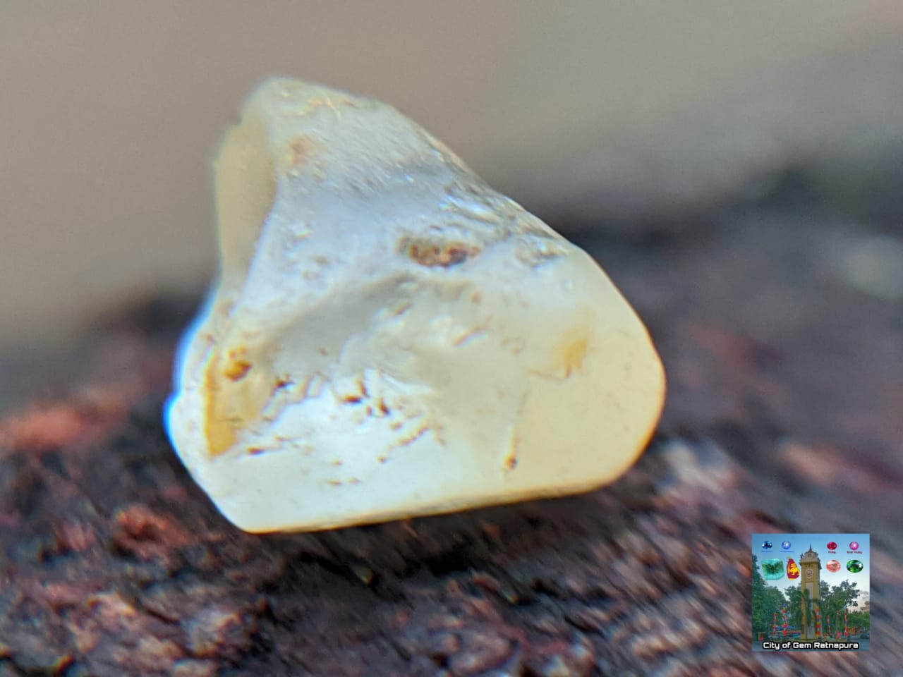 NATURAL YELLOW SAPPHIRE ROUGH GEMSTONE