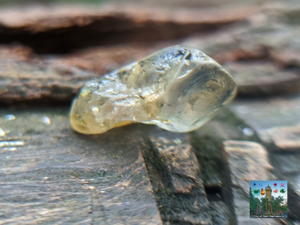 Ceylon Natural Yellow Sapphire Rough Gemstone ( Blue band "pita ottu ...