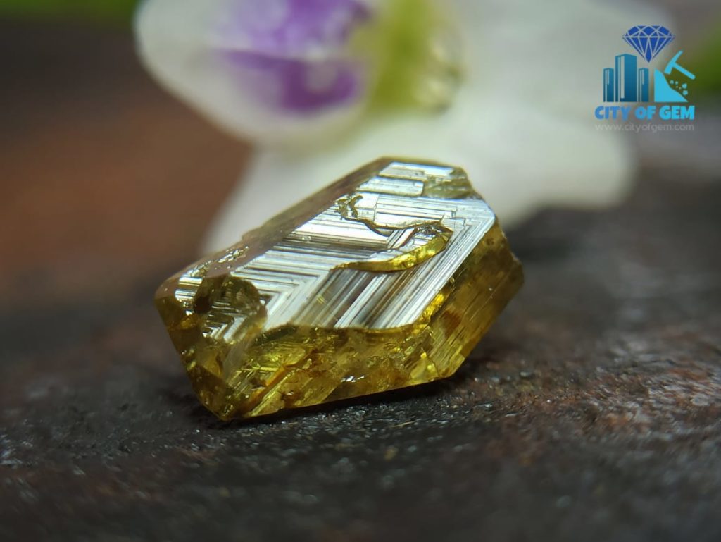 Rare Natural Chrysoberyl Crystal Couple with Naturally Occurred Growth ...