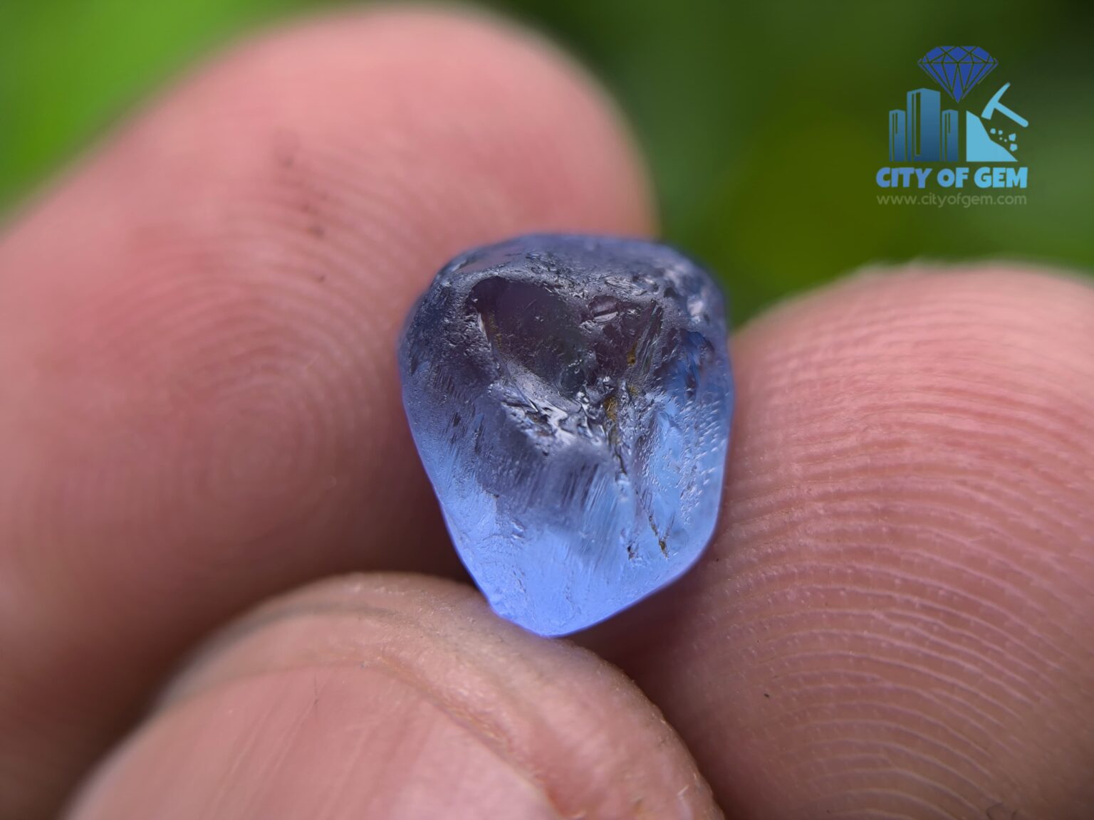 FACET GRADE CEYLON NATURAL BLUE SAPPHIRE ALLUVIAL ROUGH